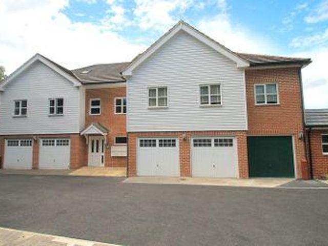 2 Bedrooms Flat for rent in Hermitage Road, Kenley CR8