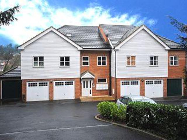 2 Bedrooms Flat for rent in Hermitage Road, Kenley CR8