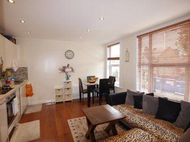 2 Bedrooms Flat for rent in Hermitage Road, Manor House N4