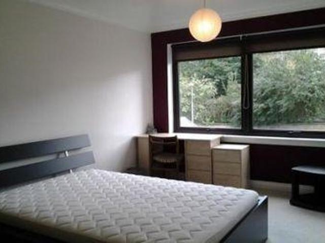 2 Bedrooms Flat for rent in Hermits Croft, Edinburgh EH8