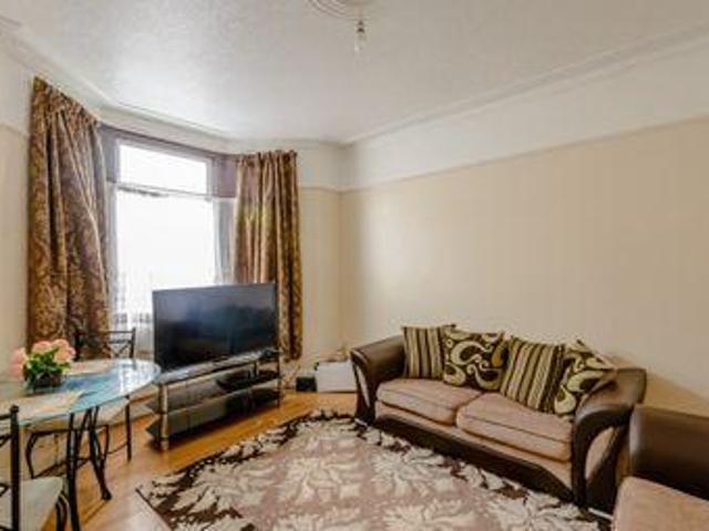 2 Bedrooms Flat for rent in Hickling Road, Ilford IG1
