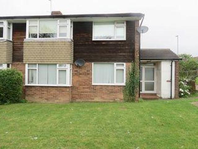 2 Bedrooms Flat for rent in High Ash Drive, Leeds LS17