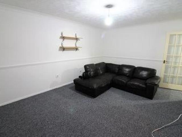 2 Bedrooms Flat for rent in High Road, Chadwell Heath, Ilford RM6