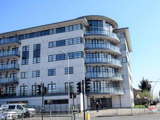 2 Bedrooms Flat for rent in High Road, Chadwell Heath, Romford RM6