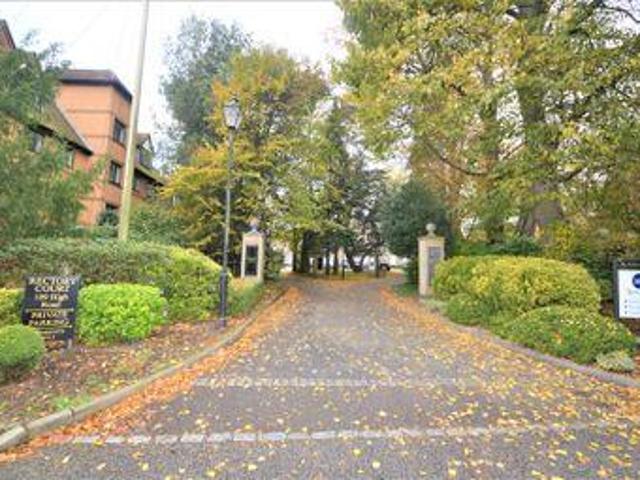 2 Bedrooms Flat for rent in High Road, London E18