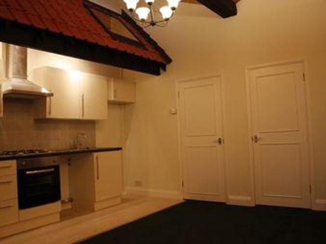 2 Bedrooms Flat for rent in High Road, London E18