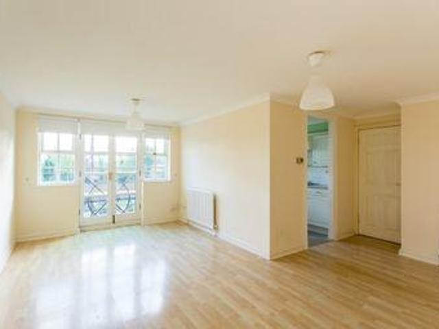 2 Bedrooms Flat for rent in High Road, London E18