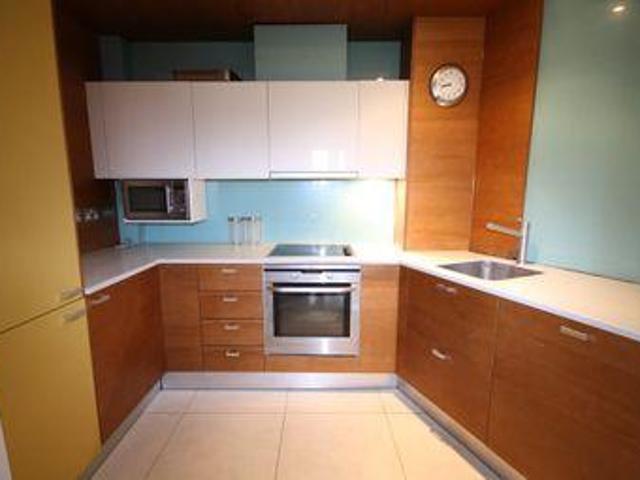 2 Bedrooms Flat for rent in High Road, London E18