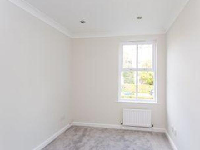 2 Bedrooms Flat for rent in High Road, London E18