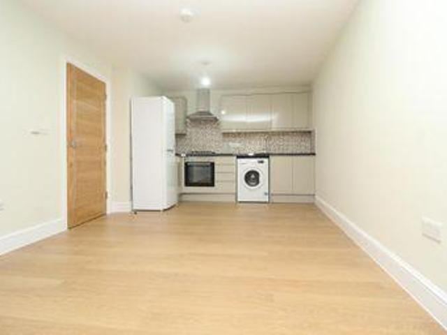 2 Bedrooms Flat for rent in High Road, London N12
