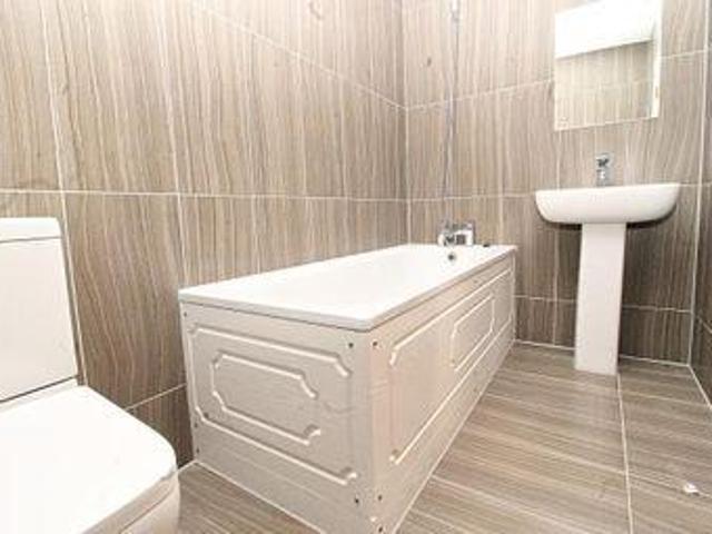 2 Bedrooms Flat for rent in High Road, London N12