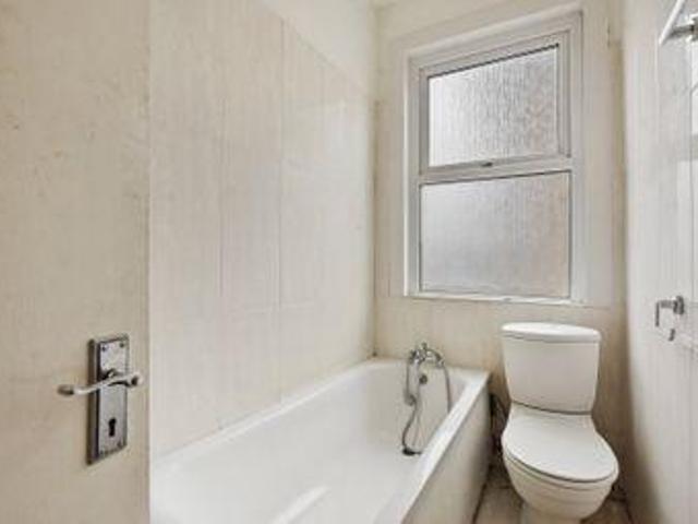2 Bedrooms Flat for rent in High Road, London N12