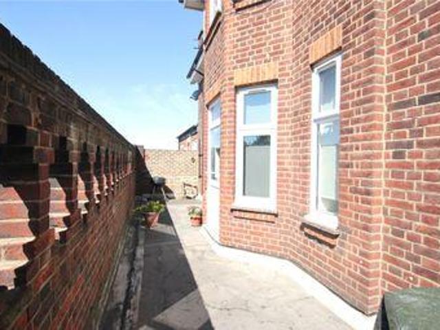 2 Bedrooms Flat for rent in High Road, London N20