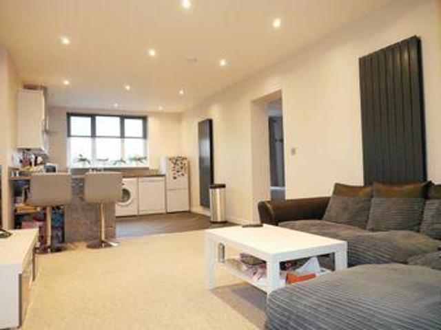 2 Bedrooms Flat for rent in High Road, South Woodford IG8