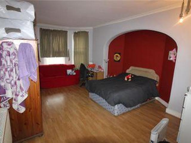 2 Bedrooms Flat for rent in High Road, Wood Green, London N22