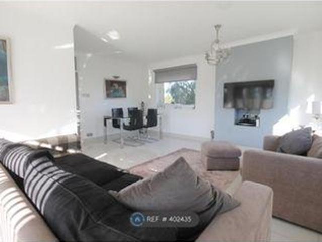 2 Bedrooms Flat for rent in High Sheldon, London N6