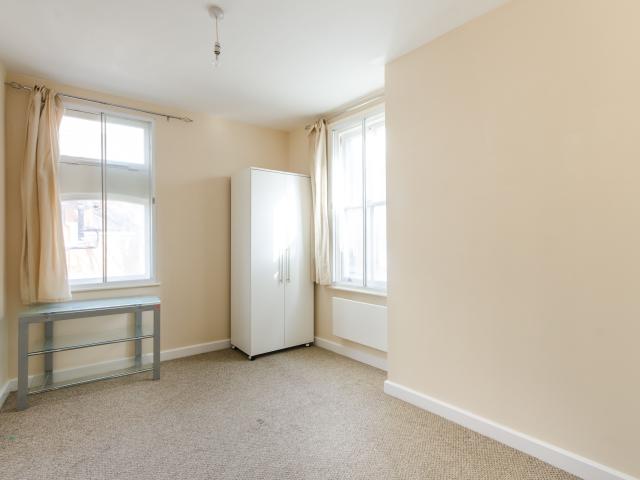 2 Bedrooms Flat for Rent in High Street | Foxtons