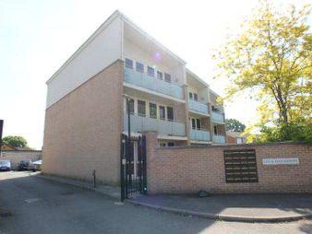 2 Bedrooms Flat for rent in High Street, Harlington, Hayes UB3