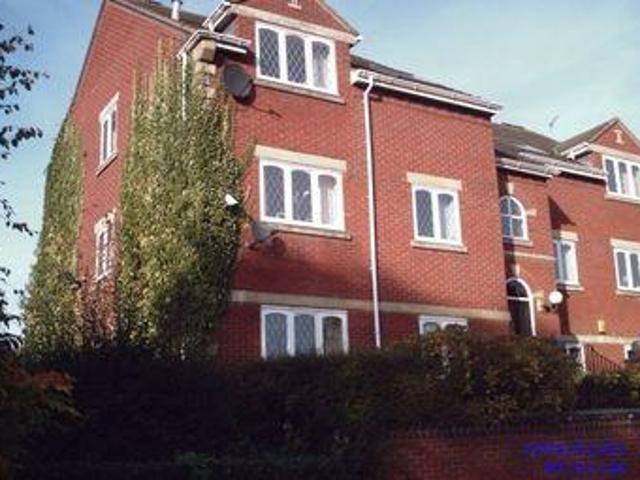 2 Bedrooms Flat for rent in Highthorne Court, Alwoodley, Leeds LS17