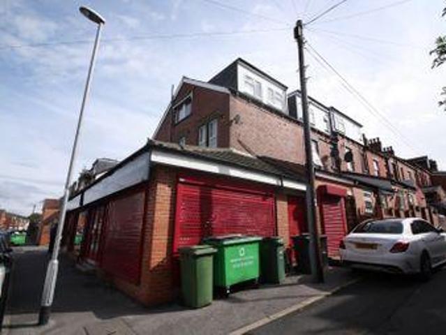 2 Bedrooms Flat for rent in Hill Top Mount, Leeds LS8
