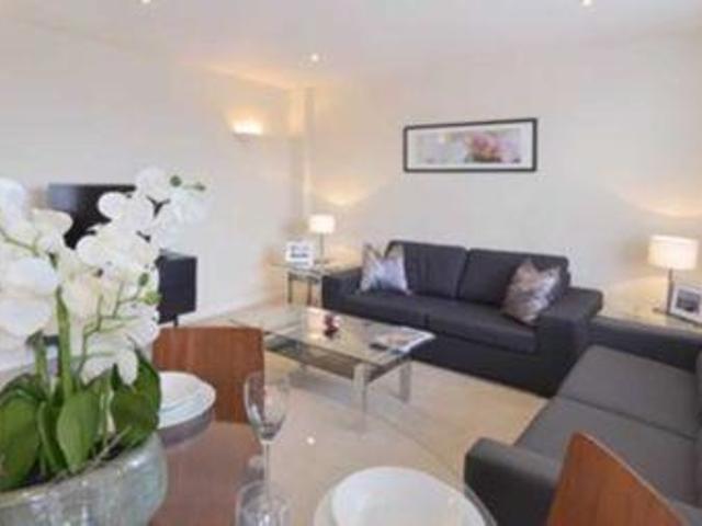 2 Bedrooms Flat for rent in Hill Street, London W1J