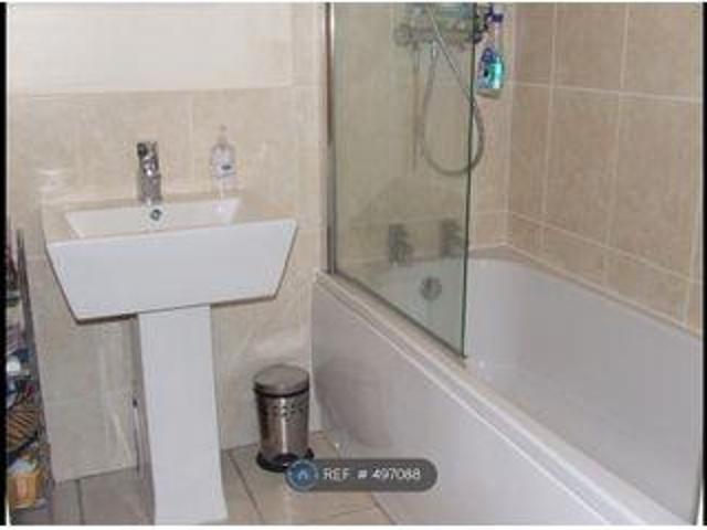 2 Bedrooms Flat for rent in Hillside Court, Leeds LS7