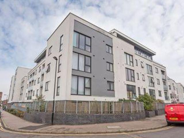 2 Bedrooms Flat for rent in Hillyfield, London E17