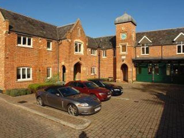 2 Bedrooms Flat for rent in Hunsford Lodge, Longbourn, Windsor, Berkshire SL4