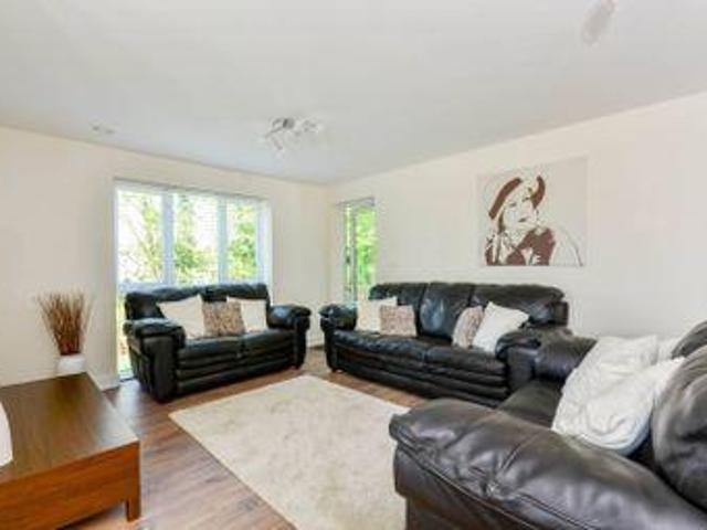 2 Bedrooms Flat for rent in Hythe Road, Surbiton KT6
