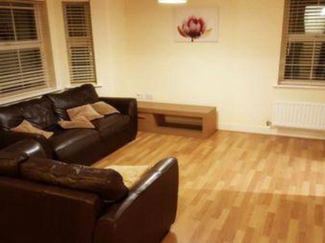 2 Bedrooms Flat for rent in Hyde Close, Romford RM1