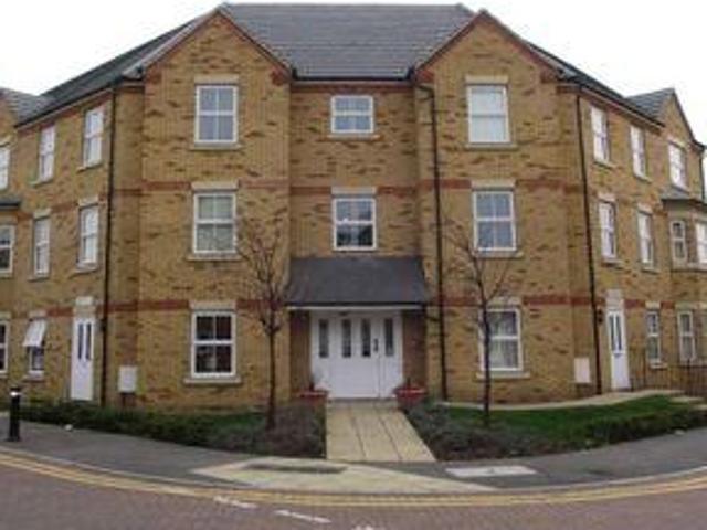 2 Bedrooms Flat for rent in Hyde Close, Romford RM1