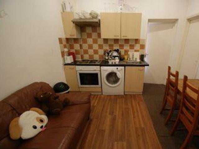 2 Bedrooms Flat for rent in Hyde Park Road, Hyde Park, Leeds LS6