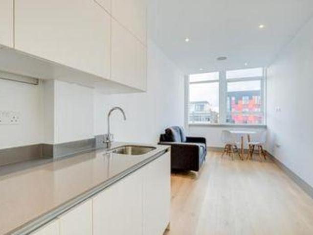 2 Bedrooms Flat for rent in Imperial Drive, Harrow HA2