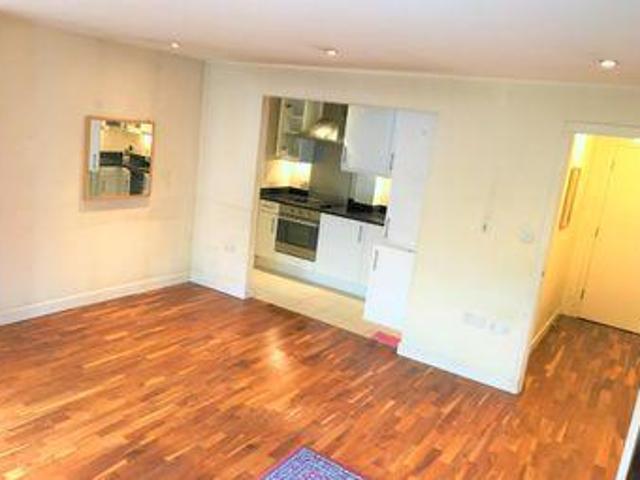 2 Bedrooms Flat for rent in Inwood Avenue, Hounslow TW3
