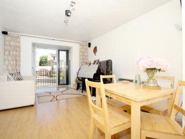 2 Bedrooms Flat for rent in Ironmongers Place, London E14