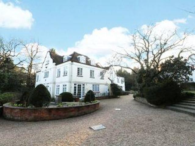 2 Bedrooms Flat for rent in Ivy Drive, Lightwater, Surrey GU18