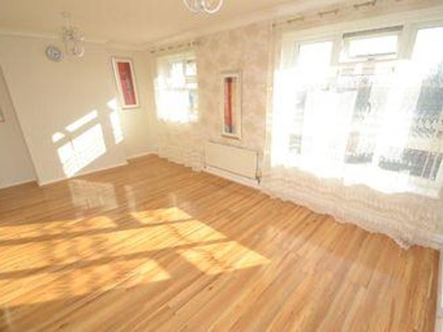 2 Bedrooms Flat for rent in Iveson Drive, Cookridge, Leeds LS16