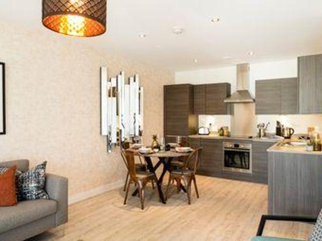 2 Bedrooms Flat for rent in Ivory Court, Queen Mary Avenue, South Woodford E18