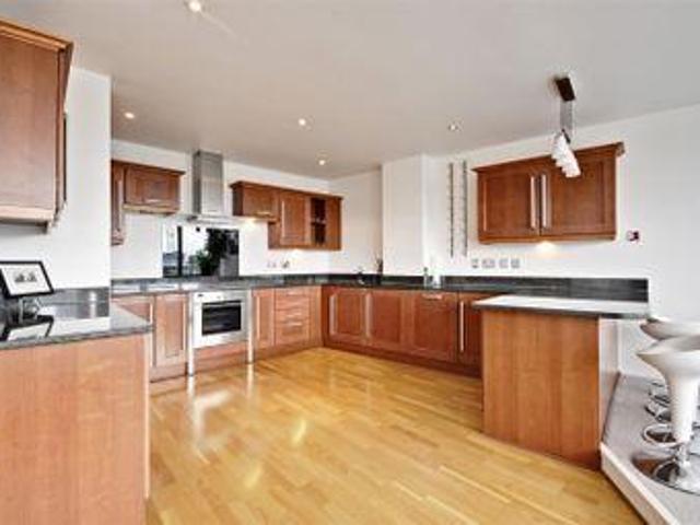 2 Bedrooms Flat for rent in James House, High Street, Ealing W5