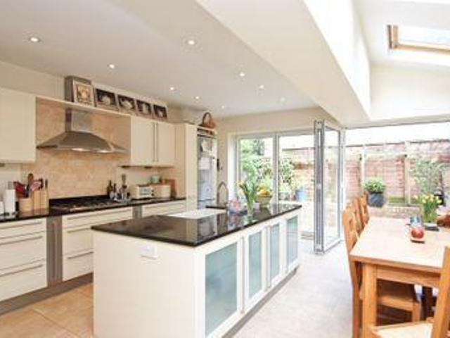 2 Bedrooms Flat for rent in Jedburgh Street, Battersea, London SW11