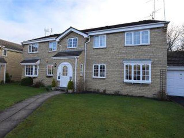 2 Bedrooms Flat for rent in Oakdene Vale, Leeds, West Yorkshire LS17
