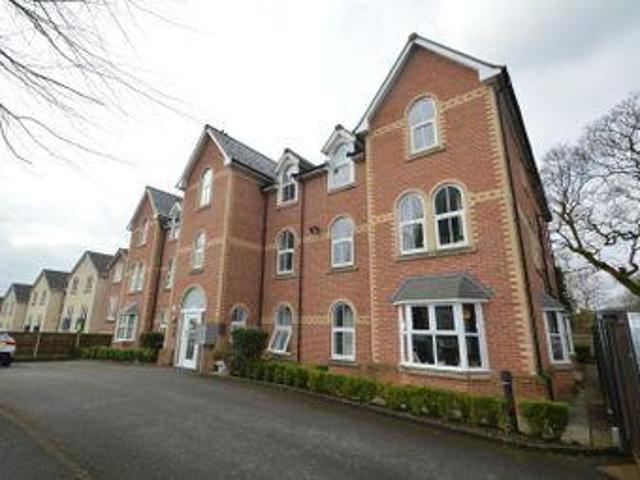 2 Bedrooms Flat for rent in Oakhurst Gardens, Prestwich, Manchester M25