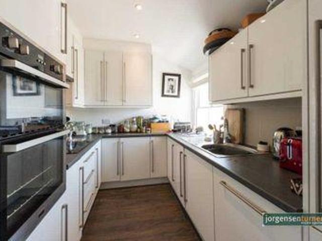 2 Bedrooms Flat for rent in Oaklands Grove, Shepherds Bush, London W12