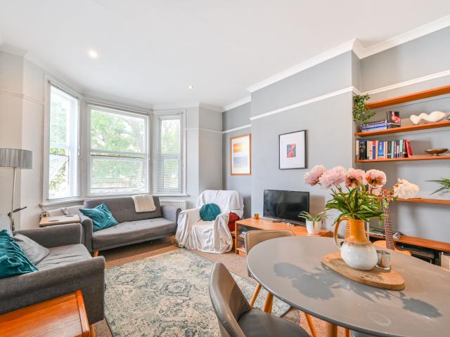 2 Bedrooms Flat for Rent in Oaklands Road | Foxtons