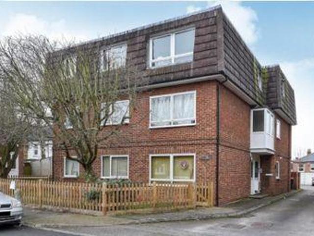 2 Bedrooms Flat for rent in Oakleigh Court, Bond Road, Surbiton KT6