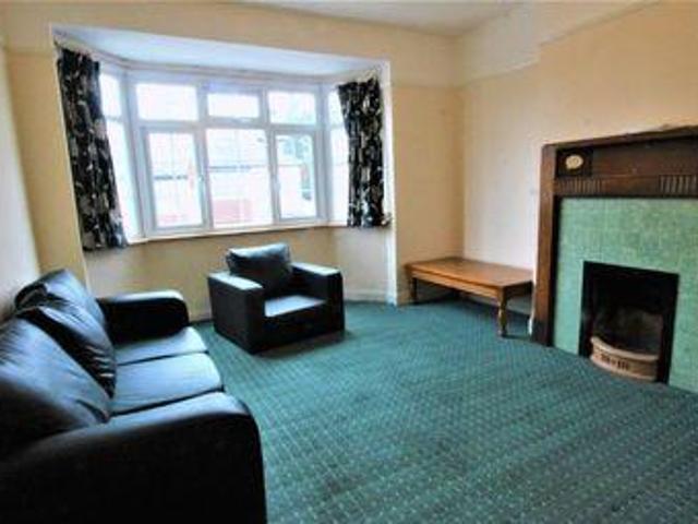 2 Bedrooms Flat for rent in Oakleigh Crescent, London N20