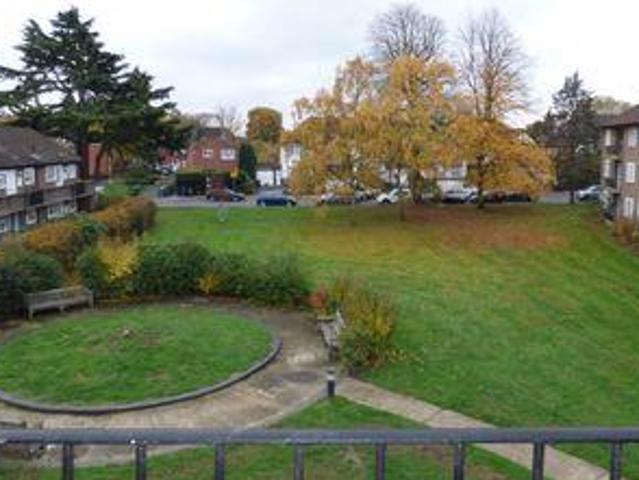 2 Bedrooms Flat for rent in Oakleigh Road North, Whetstone, London N20