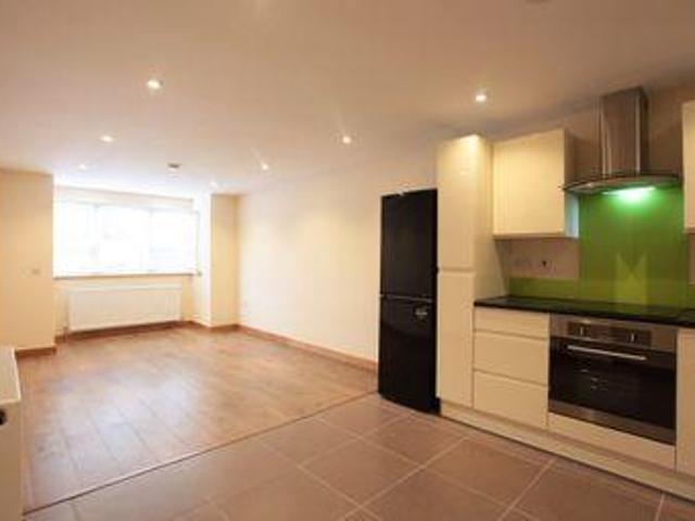 2 Bedrooms Flat for rent in Oaks Road, Kenley CR8