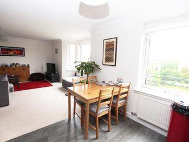 2 Bedrooms Flat for rent in Oban Drive, Glasgow G20
