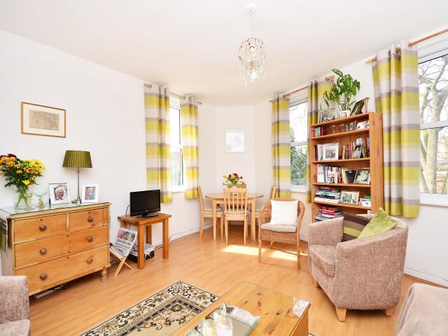 2 Bedrooms Flat for Rent in Ockendon Road | Foxtons
